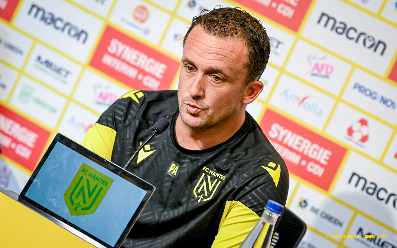 FC Nantes | LIVE - FCN-SDR : Suivez la conf' de presse des entraîneurs